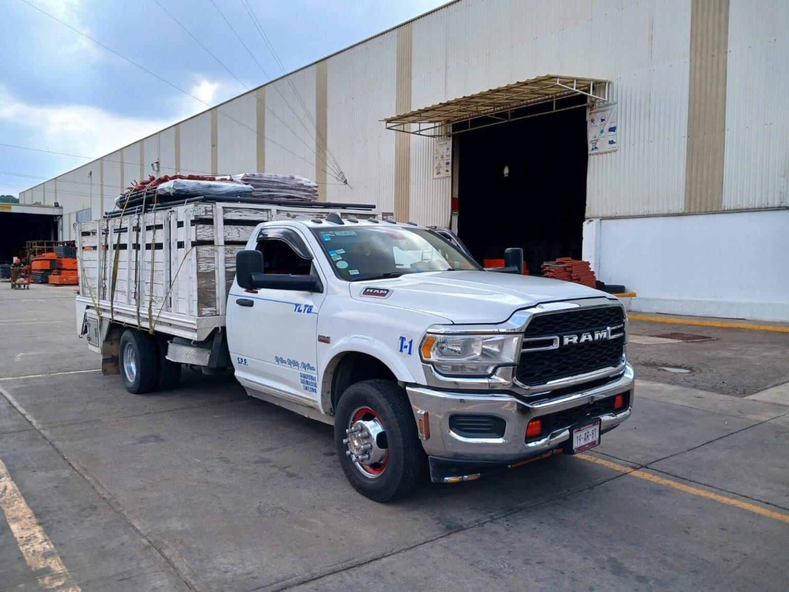 Camioneta 3.5 ton redilas – SAE transportes y logística